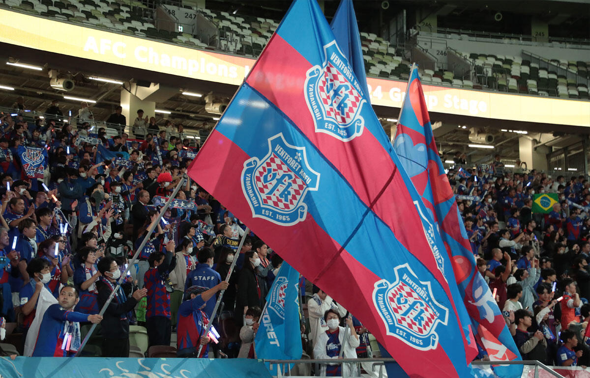 「エレガント」「カッコいい」J2勢史上初のACLベスト16入りを果たした甲府が新たなチームスーツ公開、購入も可能 - 超ワールドサッカー！